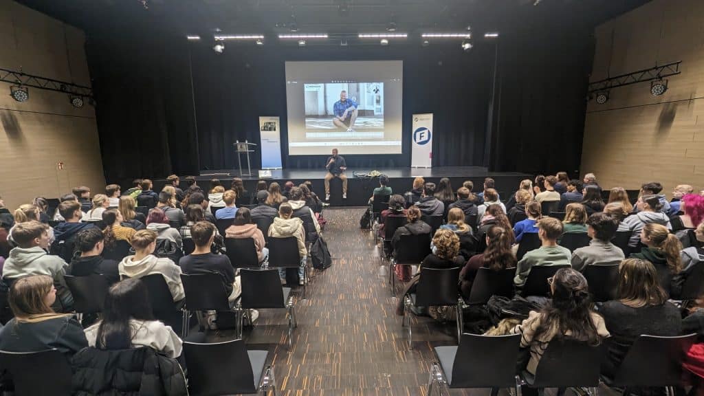 Erfolgreiche Extremismusprävention: Über 150 Workshops und Vorträge im Jahr 2024 - Extremislos e.V.